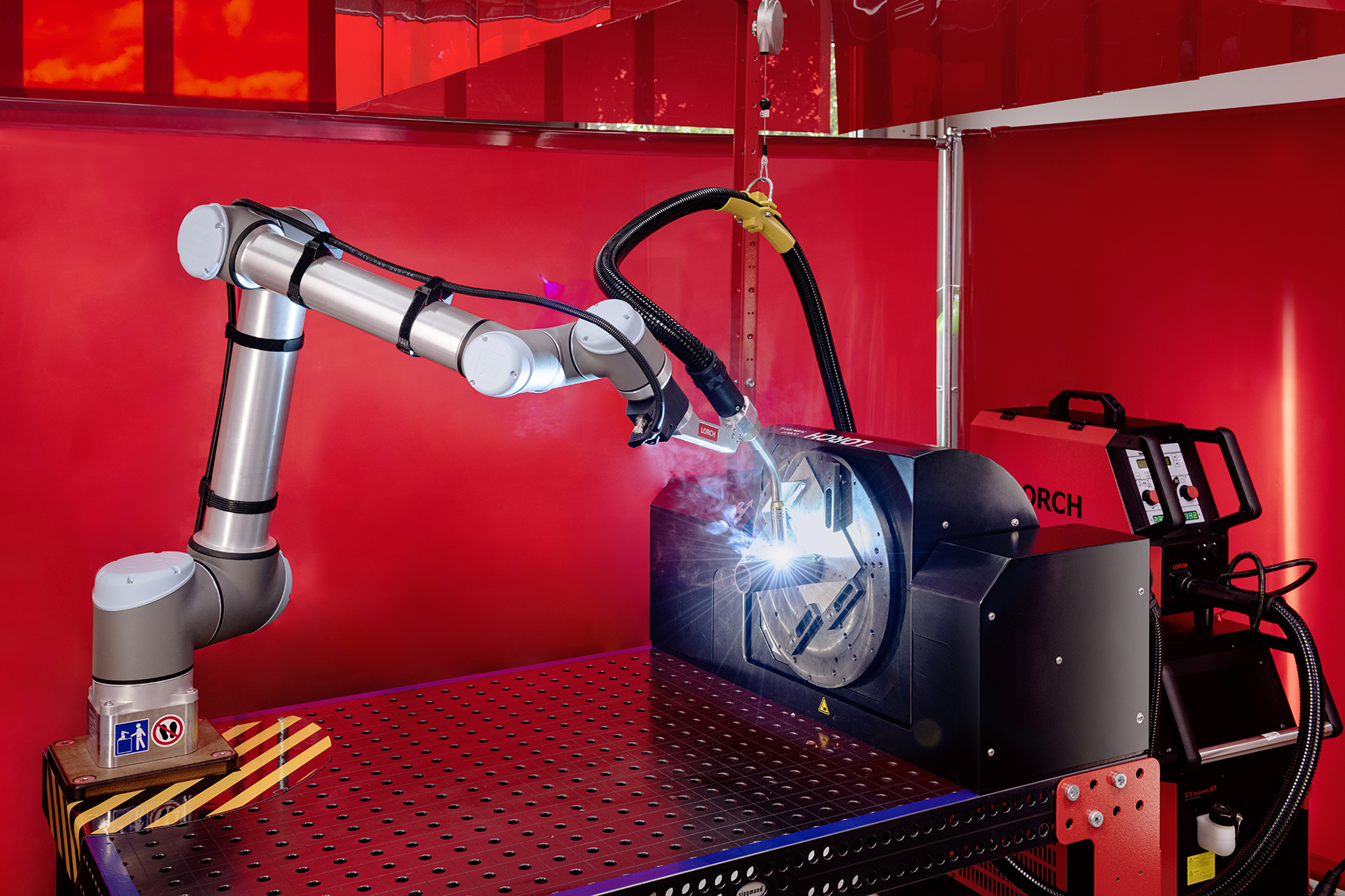 Turn-tilt table facilitates automation with Cobot - bbr Bänder Bleche Rohre