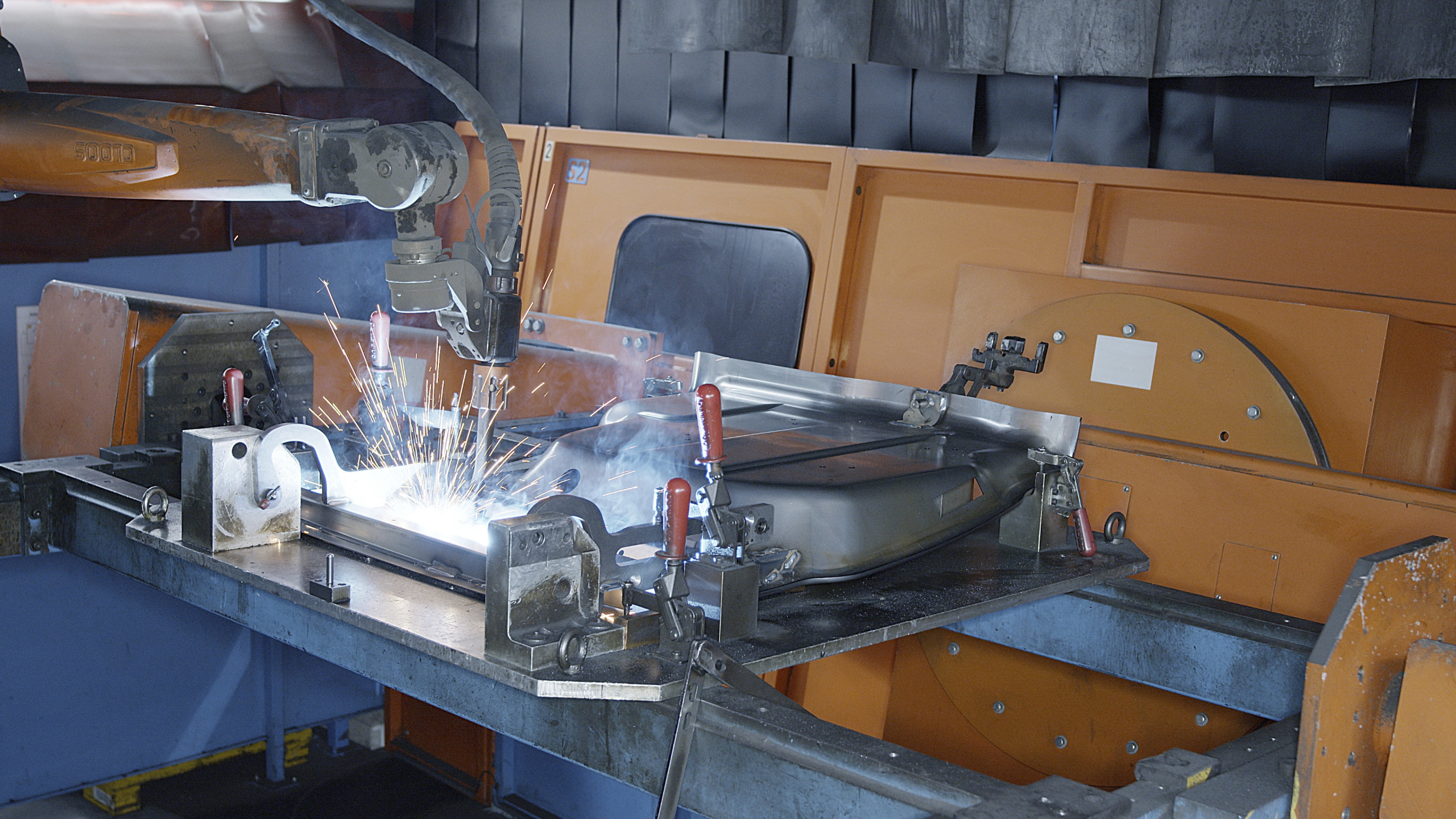 Automated grinding for excellent quality - bbr Bänder Bleche Rohre