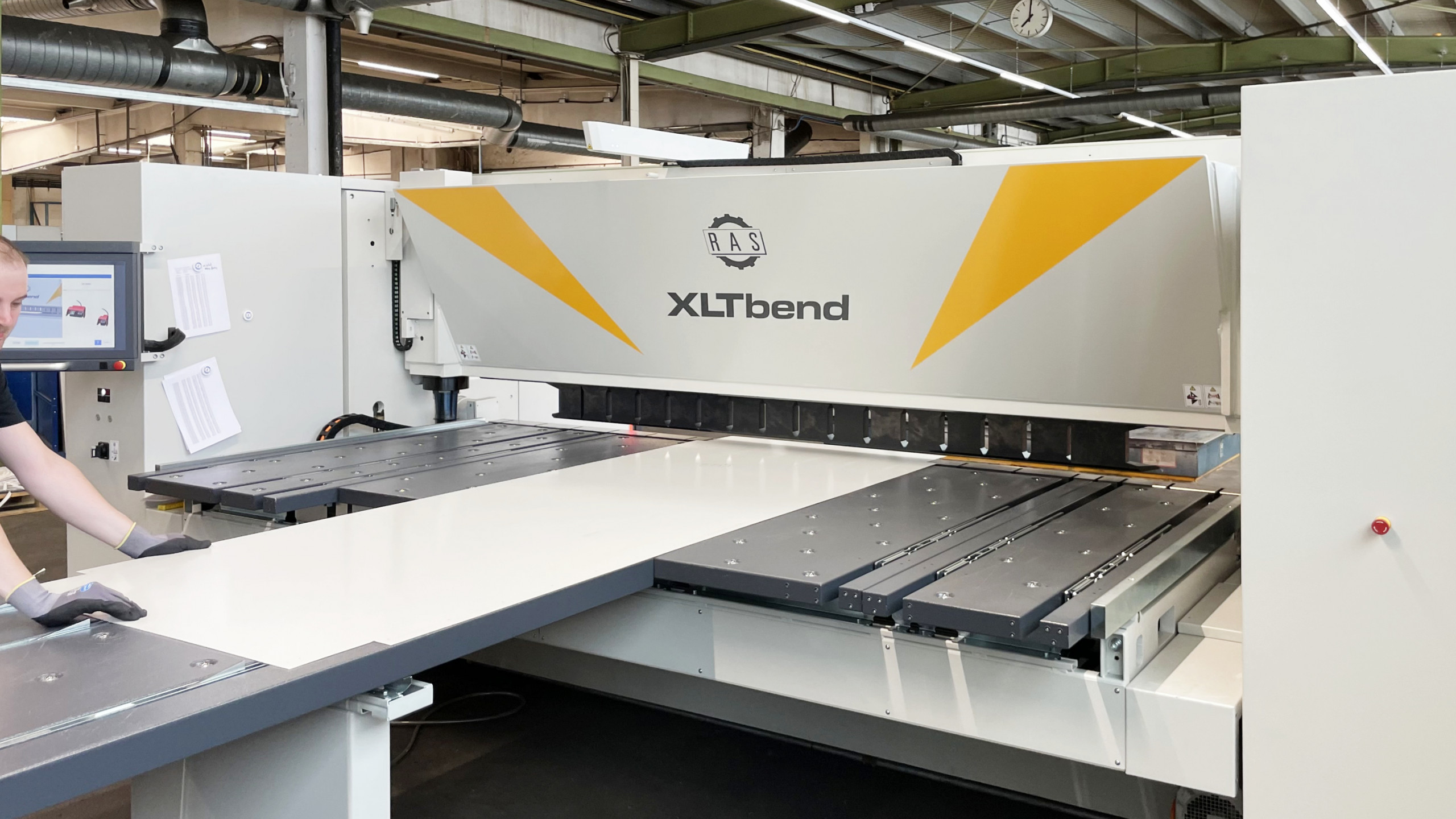 Tailor-made suit in air conditioning technology - bbr Bänder Bleche Rohre